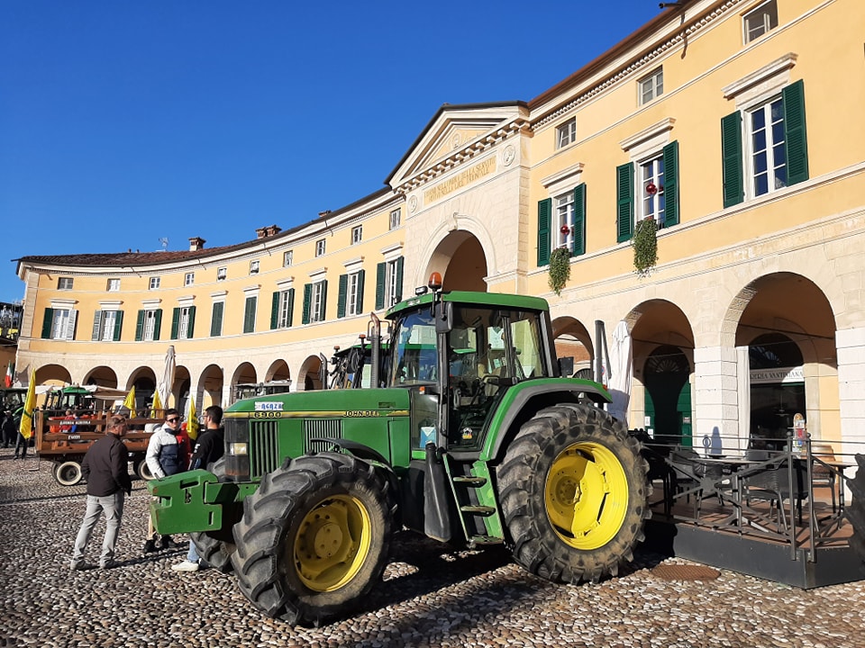 Festa del Ringraziamento, ieri la sfilata dei trattori a Rovato - Rovato.it